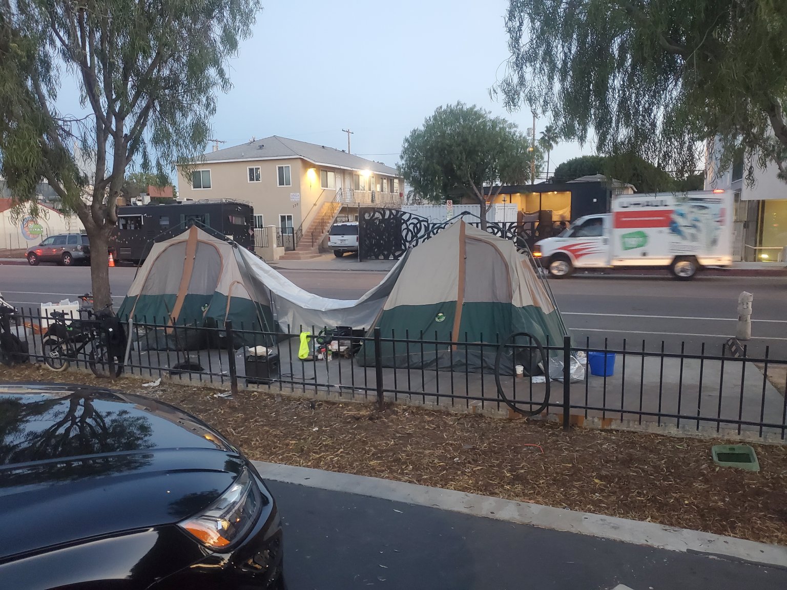 VENICE SHORTS: TENTS REAPPEAR ON ROSE AVENUE! - Yo! Venice!