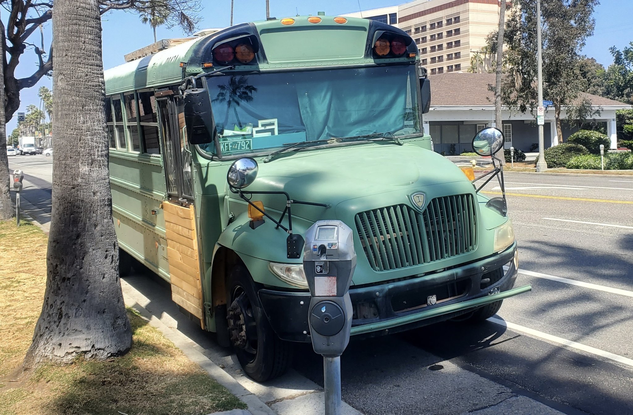 Venice Shorts: Green School Bus Plants Itself on Washington - Yo! Venice!
